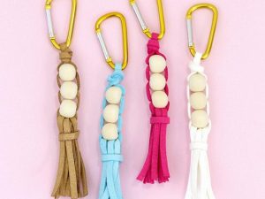 19 DIY Leather Keychain Ideas | Leather Keychain Craft ⋆ Bright Stuffs