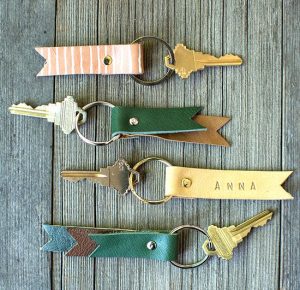 19 DIY Leather Keychain Ideas | Leather Keychain Craft ⋆ Bright Stuffs