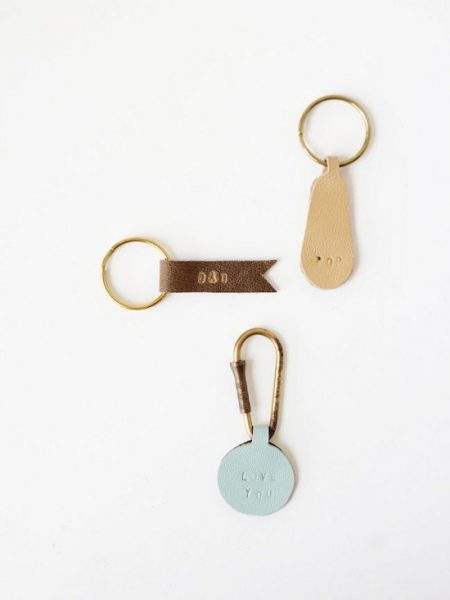 19 DIY Leather Keychain Ideas | Leather Keychain Craft ⋆ Bright Stuffs
