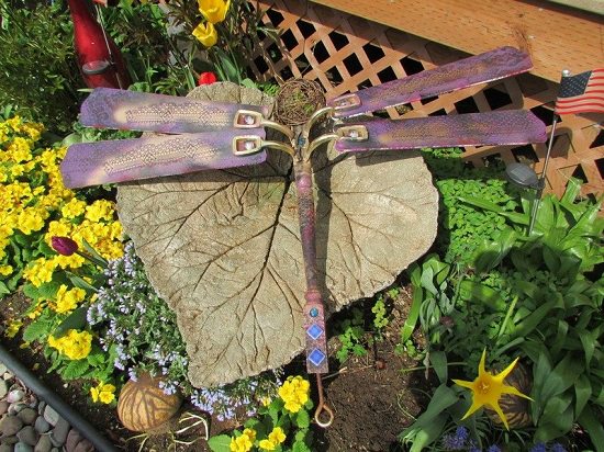 11 DIY Dragonfly With Fan Blades For Garden ⋆ Bright Stuffs