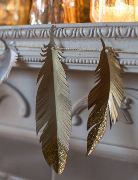 17 DIY Glitter Feathers For A Sparkly Decor ⋆ Bright Stuffs