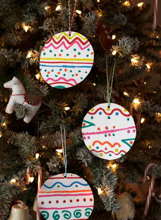 21 DIY Melted Crayon Ornaments For The Holidays ⋆ Bright Stuffs