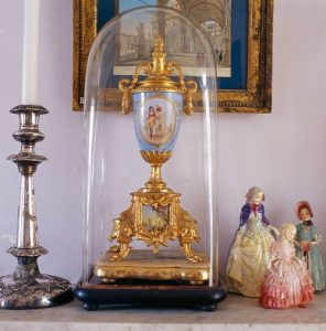 13 Best Urn Display Ideas For Home ⋆ Bright Stuffs