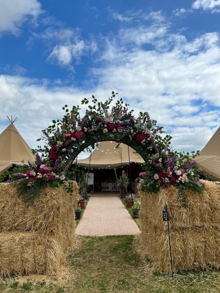 19 Amazing Hay Bale Decorating Ideas ⋆ Bright Stuffs