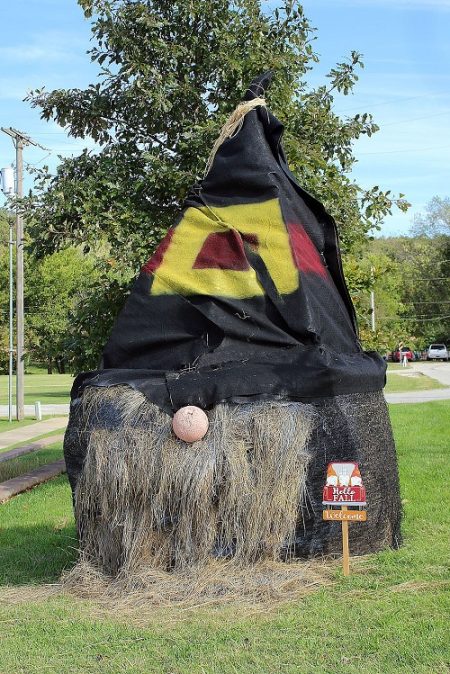 19 Amazing Hay Bale Decorating Ideas ⋆ Bright Stuffs