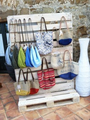 13 Creative Tote Bag Display Ideas ⋆ Bright Stuffs