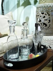 14 Amazing Glassware Display Ideas ⋆ Bright Stuffs