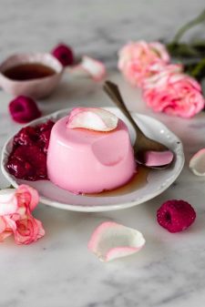 15 Impressive Rose Petal Decoration Ideas ⋆ Bright Stuffs