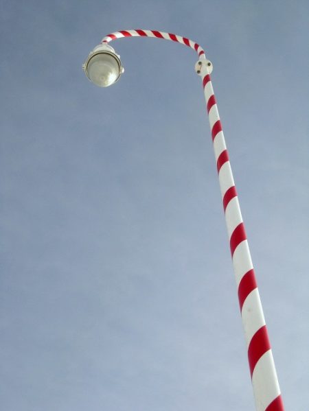 9 Amazing Festive Ideas to Decorate Lamp Post for Christmas ⋆ Bright Stuffs