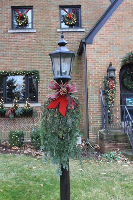 9 Amazing Festive Ideas to Decorate Lamp Post for Christmas ⋆ Bright Stuffs