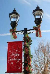 9 Amazing Festive Ideas to Decorate Lamp Post for Christmas ⋆ Bright Stuffs
