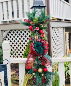 9 Amazing Festive Ideas to Decorate Lamp Post for Christmas ⋆ Bright Stuffs