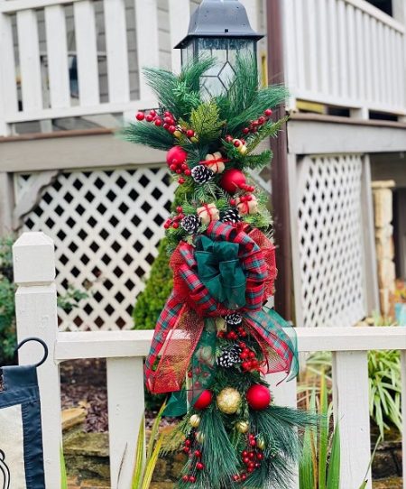 9 Amazing Festive Ideas to Decorate Lamp Post for Christmas ⋆ Bright Stuffs