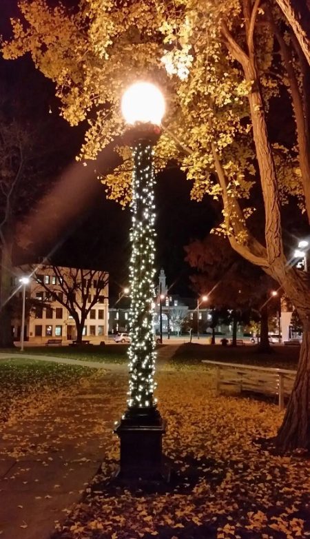 9 Amazing Festive Ideas to Decorate Lamp Post for Christmas ⋆ Bright Stuffs
