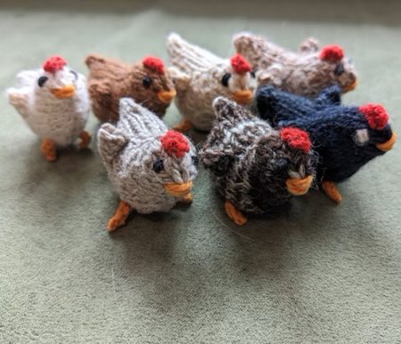 10 Knitted Mini Hens Free Patterns ⋆ Bright Stuffs