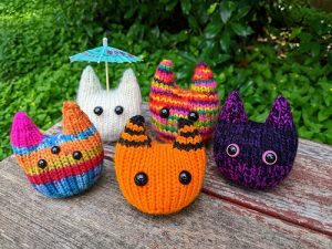 15 Knitted Mini Cats Free Patterns ⋆ Bright Stuffs