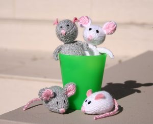5 Knitted Mouse in Group Free Patterns ⋆ Bright Stuffs