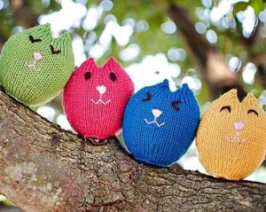 8 Knitted Cats Group Free Patterns ⋆ Bright Stuffs
