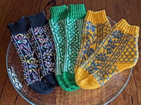 12 Knitted Flower Socks Free Patterns ⋆ Bright Stuffs