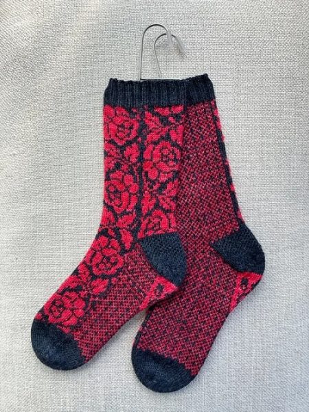 12 Knitted Flower Socks Free Patterns ⋆ Bright Stuffs