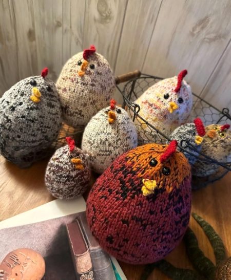 8 Knitted Mother Hens Free Patterns ⋆ Bright Stuffs
