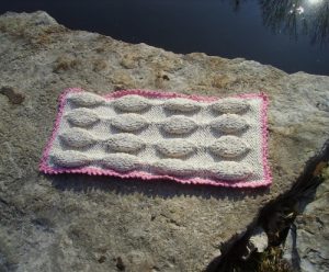 10 Knitted Bath Mat Free Patterns ⋆ Bright Stuffs